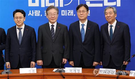 야당 대표 만나는 대통령 정책실장 연합뉴스