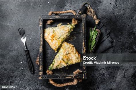 시금치 파이 조각 나무 트레이에 스파나코피타 그리스 파이 검은 색 배경 위쪽 보기 그리스 음식에 대한 스톡 사진 및 기타 이미지 그리스 음식 노랑 러시아 Istock