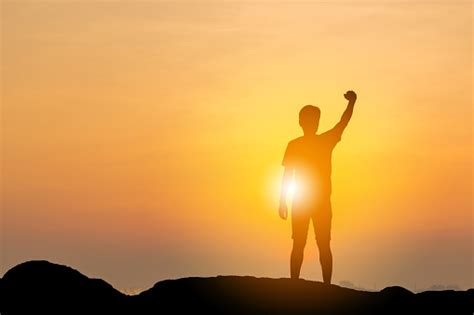 비치 저녁 하늘 일몰에 산 위에 경로 축 하 성공 행복을 클리핑와 남자의 실루엣 일출 배경 스포츠 및 활동적인 생활 개념