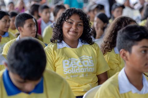 Presidenta Xiomara Castro Inaugura El Programa Becas Solidarias Para