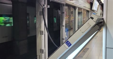 서울지하철 종로3가역 스크린도어 비상문 쓰러져작업 실수