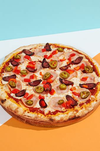 소시지 할라 페노 햄 및 파프리카가 컬러 배경에 들어간 이탈리아 피자 파란색과 주황색의 최소한의 스타일로 Jalapeno가있는 매운 피자 색상 배경을 가진 미국 피자 배달