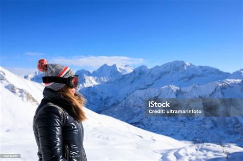 아마추어 겨울 스포츠 알파인 스키 스키 리조트에서 여자 눈 스키스키 오프 피스트 파우더 스노우 높은 산 눈 덮인 풍경입니다 알프스 산 유럽 여자에 대한 스톡 사진 및 기타