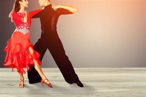 Hombre Y Mujer Bailando Salsa Foto Premium