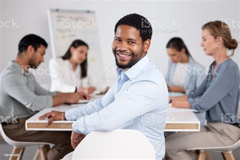 동료들과의 만남 중에 회의실에 앉아있는 잘 생긴 젊은 사업가의 초상화 20 24세에 대한 스톡 사진 및 기타 이미지 20