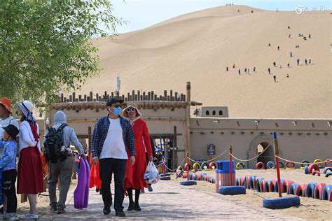 世界上唯一与城市相连的沙漠新疆库木塔格沙漠迎来旅游热 图说世界 龙腾网