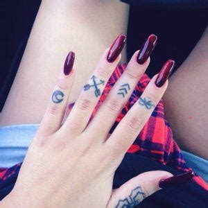 31 Tattoos On Fingers With Interesting Meaning TattoosWin