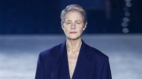 Lactrice Charlotte Rampling Clôture Avec Poésie Le Défilé Ami à L