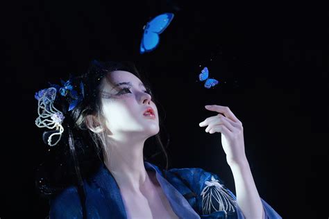 아트그림 20230113 수천마리의 나비가 날개를 펄럭이고 맑은 하늘 뒤에 벚꽃이 핀다 V2ph