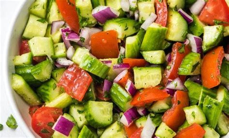 طرز تهیه سالاد شیرازی با گوجه سبز؛ ساده و خوشمزه مجله اکالا