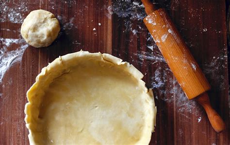 요리 과정 어두운 나무 배경에 쇼트 크러스트 페이스트리와 실내 미국 사과 파이 롤드 원시 반죽 위에서 볼 수 있습니다 공간을 복사합니다 플랫 레이 가을에 대한 스톡 사진 및