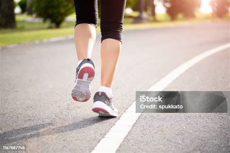길가를 향해 달리는 클로즈업 여성 스텝 달리기 야외 운동 활동 컨셉 가냘픈에 대한 스톡 사진 및 기타 이미지 가냘픈 건강한 생활방식 나무 Istock