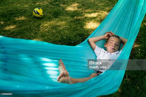 아이는 여름에 자연속에서 시간을 보낸다 느린 수명 작은 것들을 즐기십시오 여름에 정원에서 해먹에 누워있는 어린 소년 6 7 살에 대한 스톡 사진 및 기타 이미지 Istock