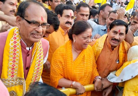 Cm शिवराजवसुंधरा ने खींचा मां पीतांबरा का रथमुख्यमंत्री बोले महाकाल