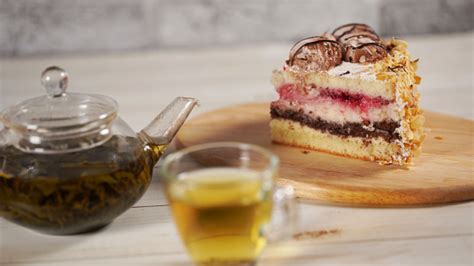 찻주전자에 녹차와 흰색 나무 테이블에 컵 나무 보드에 케이크 조각의 닫습니다 0명에 대한 스톡 사진 및 기타 이미지 0명