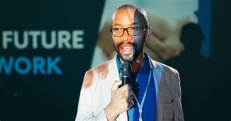 회의 미래 및 비즈니스 세미나 또는 워크샵을 위해 무대에서 흑인과 함께 연설 마이크 전문가 및 강당에서 프레젠테이션 또는 공개 연설 행사를 위해 연단에서 연사와 함께 작업