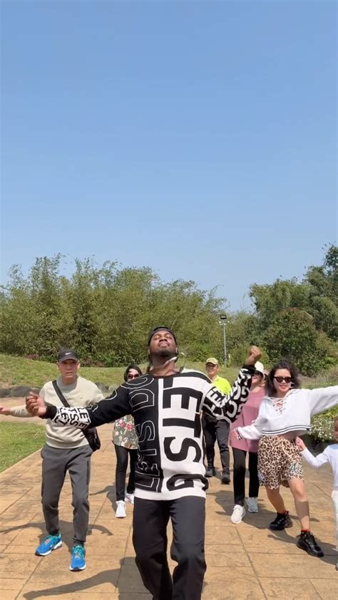 Lil💋儷 這週末天氣超好🌞回嘉義探望家人一起去聚餐踏青 Sdre05 還教全家人一起跳廣場舞哈哈啊哈哈哈😂 有時間真的要多陪家人