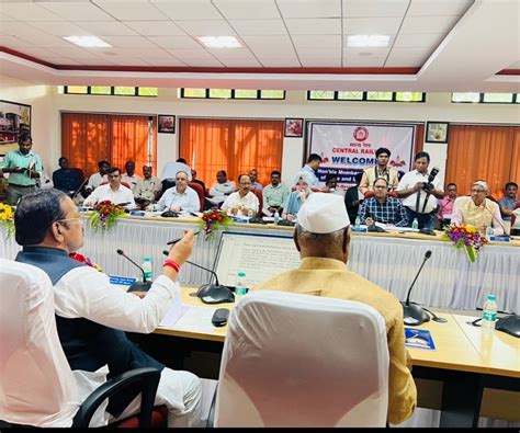 रेल्वे अंडरपास ओव्हर ब्रीजच्या कामाला गती द्या पुणे लोणावळा दरम्यान
