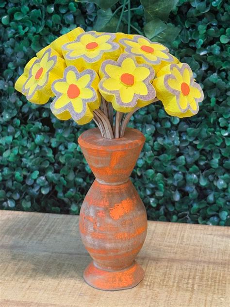 Vaso De Flores Artesanal Em Madeira Jardim Da Vida Com Flores Amarelas