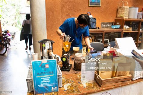 태국 남자 바리스타 사람들은 드립 커피 메이커를 사용하거나 스톨 카페 커피 숍에서 판매하는 뜨거운 아이스 커피를 만든 드립 커피 메이커를 사용 고풍스런에 대한 스톡 사진 및