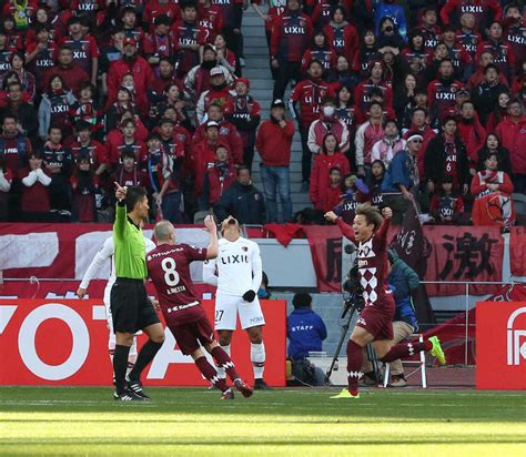 ＜天皇杯決勝 神戸・鹿島＞前半、神戸・藤本（右）がゴールを決め喜ぶ（撮影・西海健太郎） スポニチ Sponichi Annex サッカー