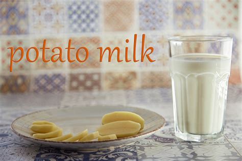 유당 무료 환경 친화적 인 감자 우유와 테이블에 접시에 감자 대체 비 유제품 우유 타일 클래식 배경 복사 공간 가루로 빻은에 대한 스톡 사진 및 기타 이미지 Istock