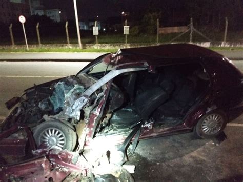 Motorista morre ao bater carro na traseira de ônibus em Curitiba Trânsito PR G1