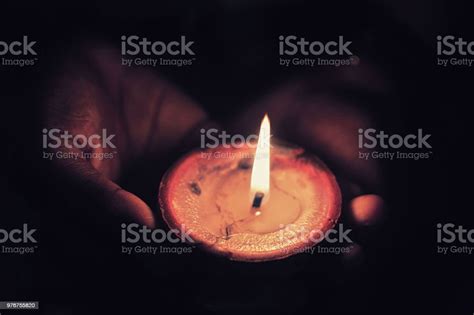 손 잡고 또는 주변 조명된 Deya 또는 찰 흙 램프 빛 어둠 악에 좋은 빛의 축제의 개념 가벼운에 대한 스톡 사진 및 기타 이미지 Istock