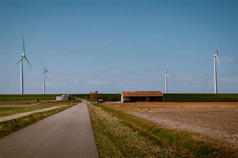 바다 Westermeerwind 공원에서 해상 풍차 농장 아름다운 밝은 날에 바다에서 고립 풍차 네덜란드 Flevoland