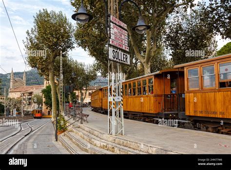 Train ancien Tren de Soller transport en commun à la gare de Soller à