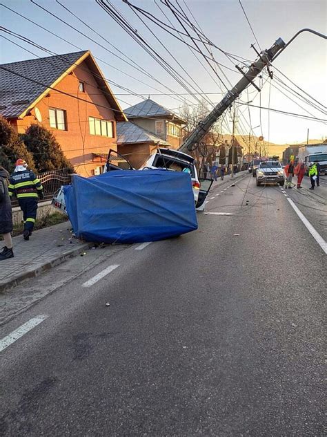 Doi adulți și trei minori au ajuns la spital după ce au intrat cu