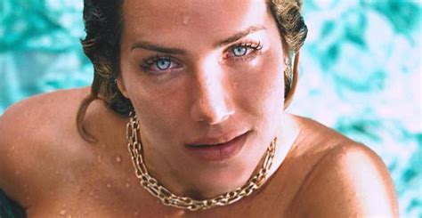Giovanna Ewbank ostenta bumbum perfeito em foto provocante de biquíni