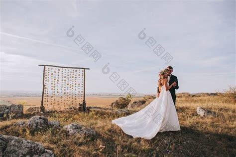 美丽的新婚夫妇在山上摆姿势图片 包图网企业站