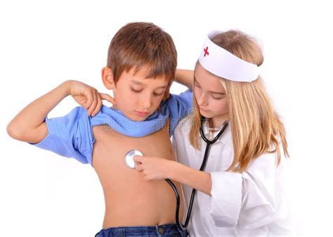 Kind Bruder Und Schwester Die Doktor Spielen Stockfoto Bild Von