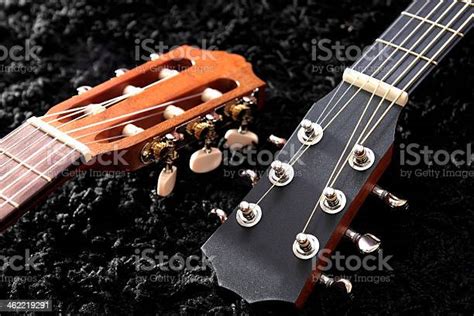 두 가지 스타일의 어쿠스틸 Guitars Headstock 6에 대한 스톡 사진 및 기타 이미지 6 가수 고전 양식