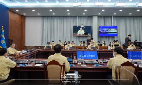 문재인 대통령은 오늘 “확장적 재정 정책을 통해 국가적 위기 극복과 선도형 경제 전환에 박차를 가하고 있다”면서 “우리 정부