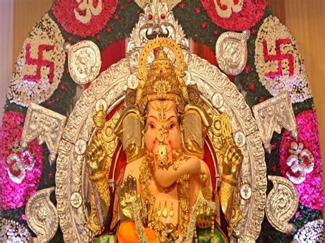 मुंबईतील सर्वात श्रीमंत Gsb गणपती 67 किलो सोनं आणि 325 किलो चांदीच्या