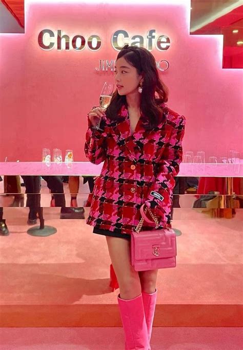 패션엔 기은세 40세 핑크 공주 핸드백부터 발끝까지 큐티한 올 핑크룩