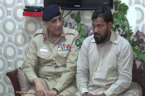 آرمی چیف کی شہید سب انسپکٹر میاں عباس کے گھر آمد، اہلخانہ سے ملاقات