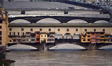 იტალიაში წყალდიდობას ებრძვიან ფლორენციასა და პიზაში განგაშის უმაღლესი წითელი დონე გამოცხადდა