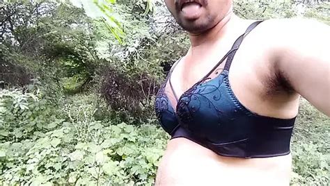 제이크 소녀인 척 브래지어를 입고 숲에서 알몸으로 돌아다니는 섹시한 남자 xHamster