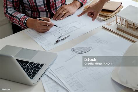 青写真計画の概念に取り組む建築家エンジニアの設計建設コンセプト エンジニアのストックフォトや画像を多数ご用意 エンジニア オフィス