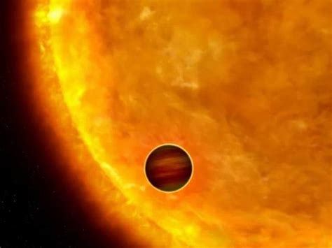 一颗巨行星以死亡螺旋方式环绕主恒星 死亡螺旋 环绕主恒星 微科普