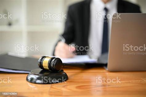 판사 망치 또는 판사 망치의 클로즈업 이미지는 변호사 사무실의 나무 책상 위에 있습니다 25 29세에 대한 스톡 사진 및 기타