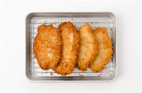 일본 음식 통카츠 알루미늄 트레이에 갓 튀긴 돼지고기 커틀릿 고기에 대한 스톡 사진 및 기타 이미지 고기 고기 요리 돼지