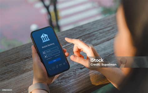 온라인 결제 개념 어깨 너머로 스마트폰으로 모바일 뱅킹 앱에 접속하는 여성의 모습은 디지털 재무 관리의 용이성을 강조합니다 인터넷뱅킹 금전거래 핀테크 은행업무에 대한 스톡