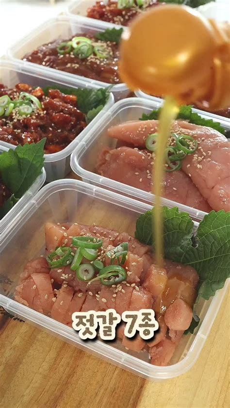 배추전 🍳배추전 레시피 재료 배추 7~8장 부침가루 300ml 한 컵 다시국물 300ml한 컵 버무 릴 부침가루 3큰술 1 배추는 씻어 줄기 부분은 잘게