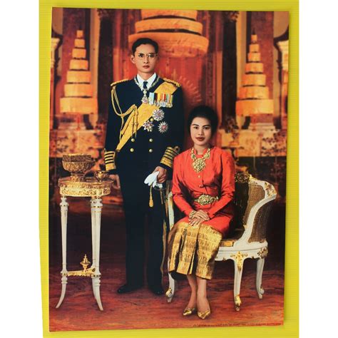 ภาพมงคล ภาพร 9 ทรงทหาร พร้อมราชินีภาพ ร 9และพระพันปี ขนาด15×21นิ้ว