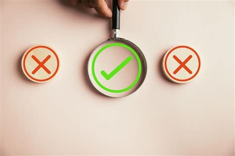 Concentrando Se No Conceito De Escolha Certa Uma Mão Segura Uma Lupa