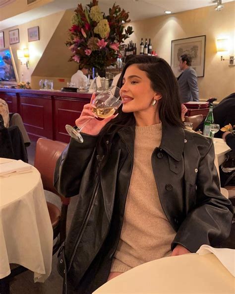 Kylie Jenner compartilha cliques inéditos de sua galeria